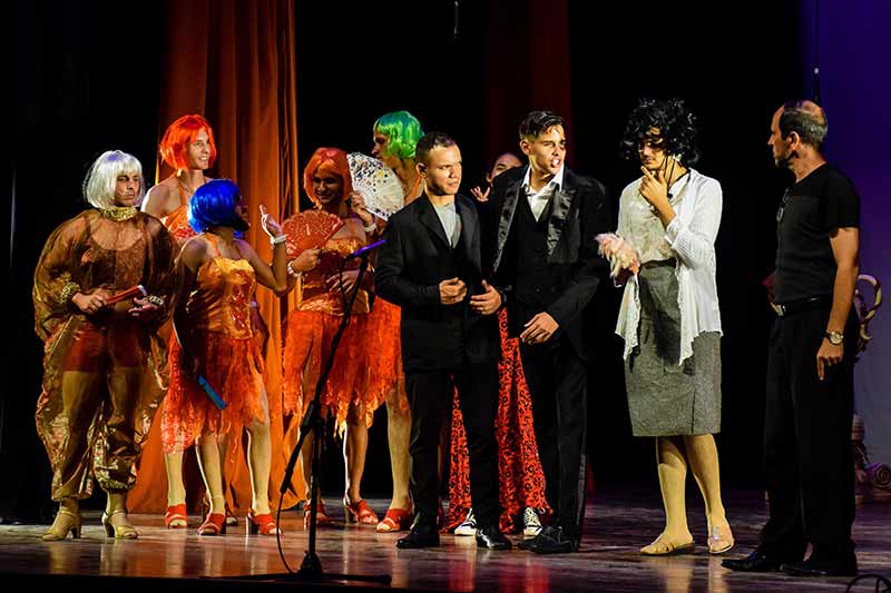 Raúl de la Rosa estrena en Holguín un musical de Broadway