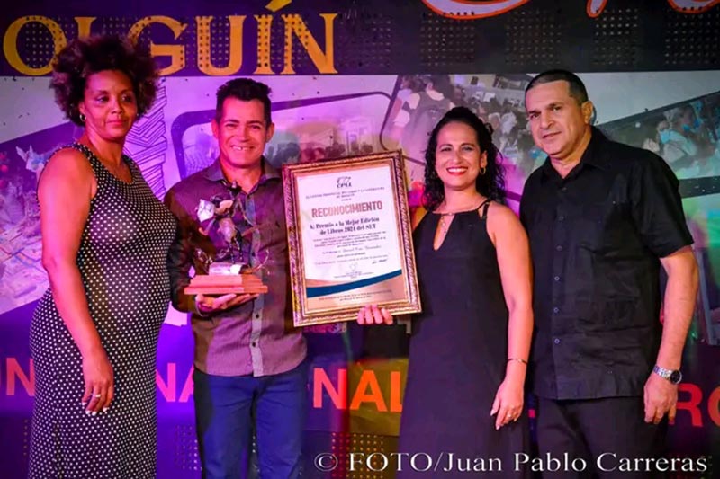 Recibe Daniel Cruz Premio a la Mejor Edición de Libros