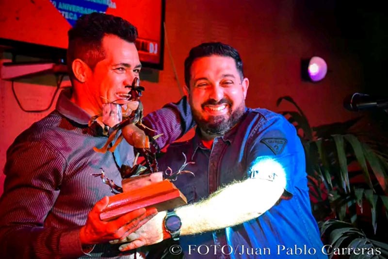 Recibe Daniel Cruz Premio a la Mejor Edición de Libros
