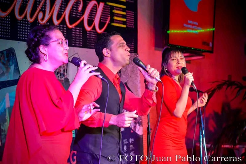 Recibe Daniel Cruz Premio a la Mejor Edición de Libros