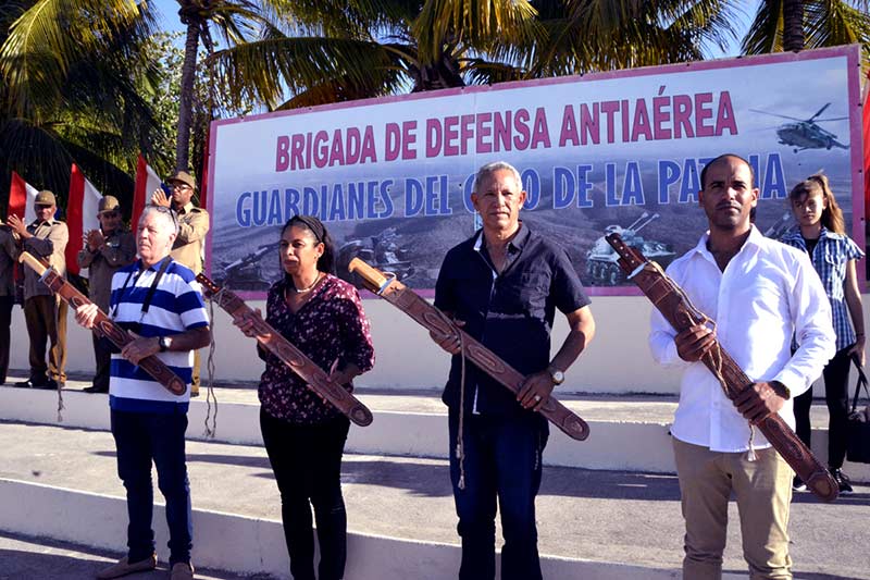 Reciben en Holguín a galardonados con la réplica del machete de Máximo ...