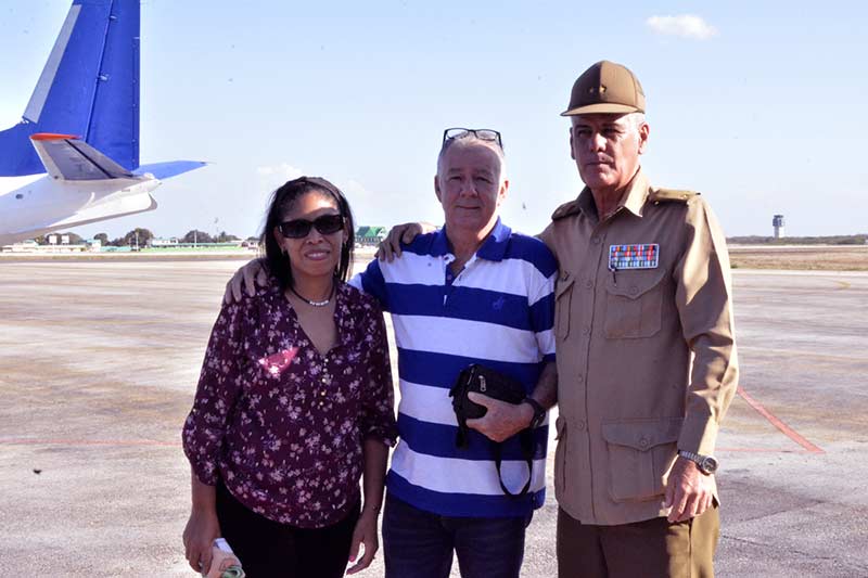 Reciben en Holguín a galardonados con la réplica del machete de Máximo ...